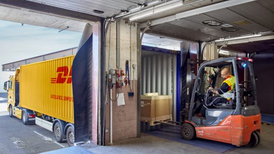 Loading and Unloading - DHL - Global