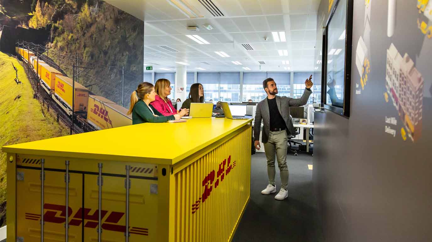La Connected Control Tower de DHL en Madrid celebra su primer ...
