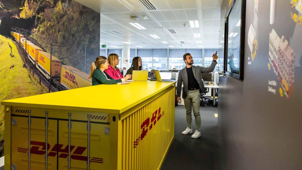La Connected Control Tower de DHL en Madrid celebra su primer ...