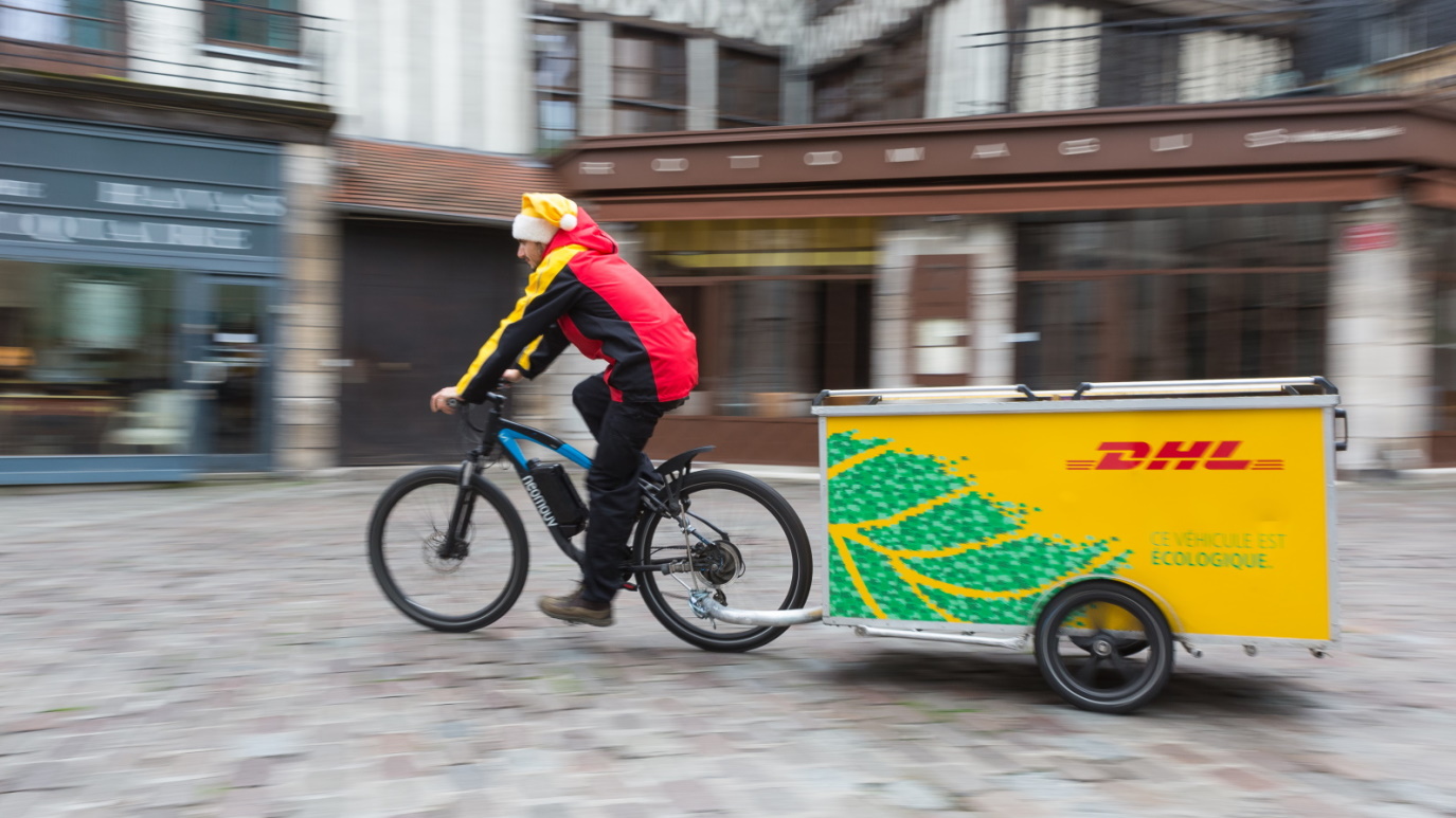 DHL Express met le paquet pour livrer les cadeaux de Noël ! - DHL - France