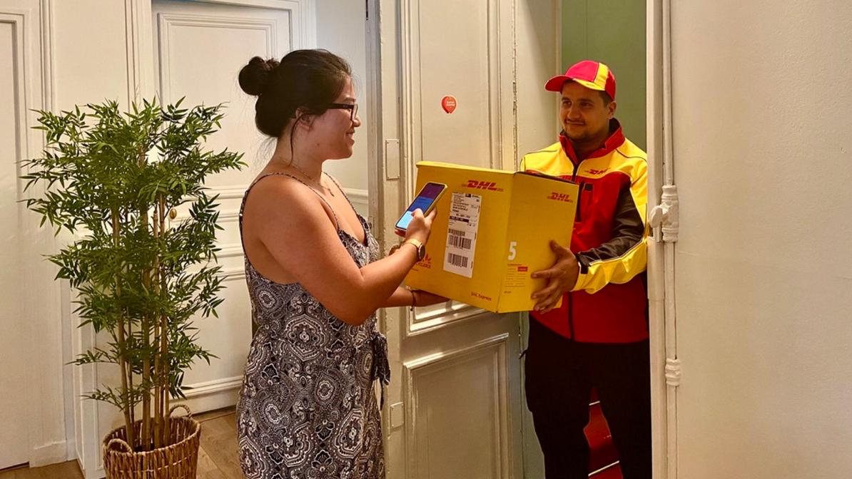 DHL Express met le paquet pour livrer les cadeaux de Noël ! - DHL - France