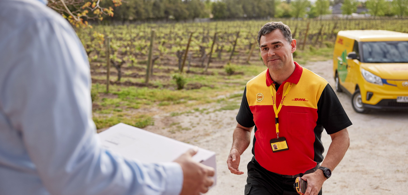 Ship Personal Items Internationally | DHL Express Japan