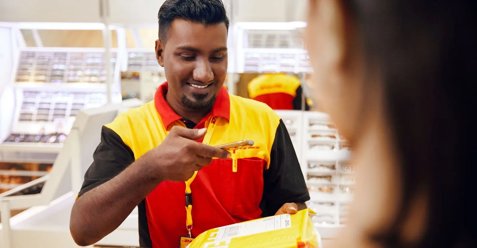 Shipping high-value items internationally | DHL Express Singapore