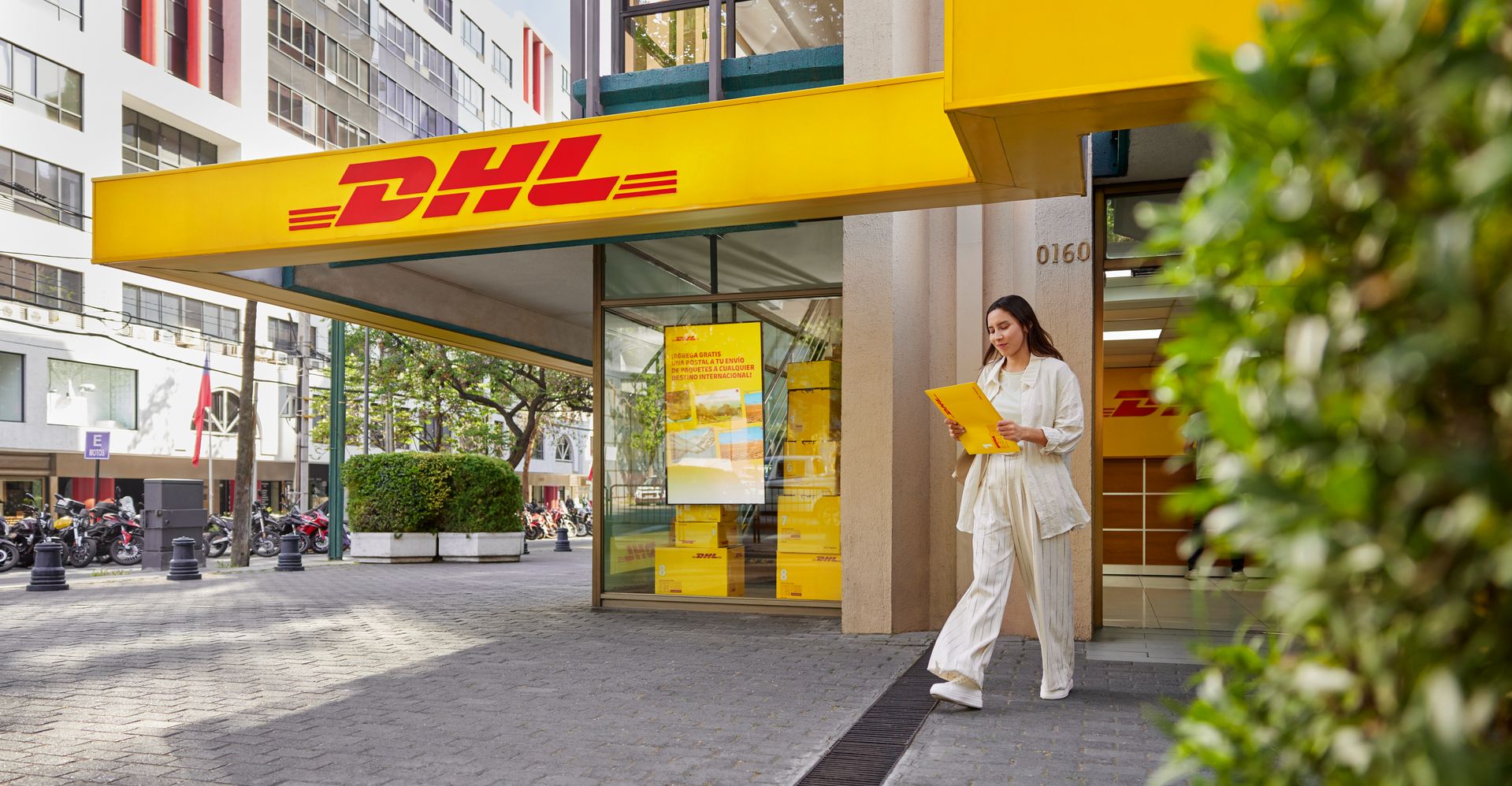 Send your study abroad application and documents with DHL