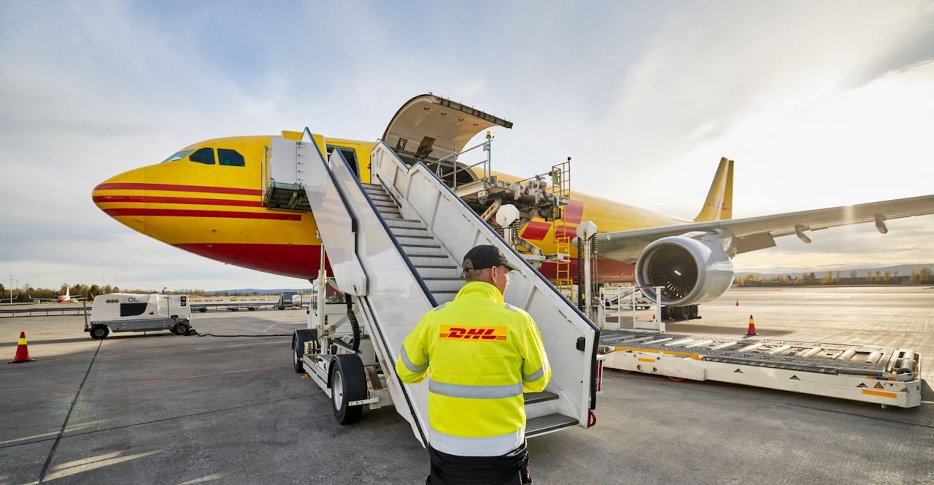 Penggunaan SAF oleh DHL Express untuk pengiriman internasional yang lebih ramah lingkungan | DHL ...