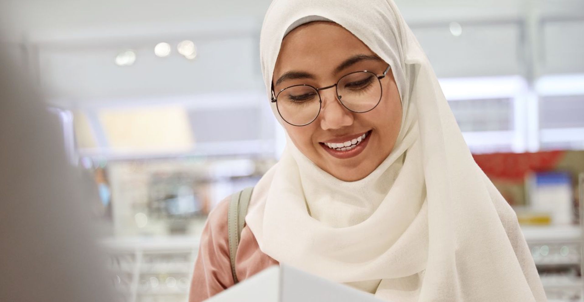 How to ship cosmetics & beauty products from the Philippines | DHL Philippines