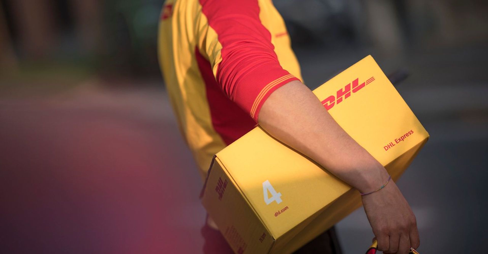 How Can Weekend Parcel Delivery Benefit Businesses | DHL Express Singapore