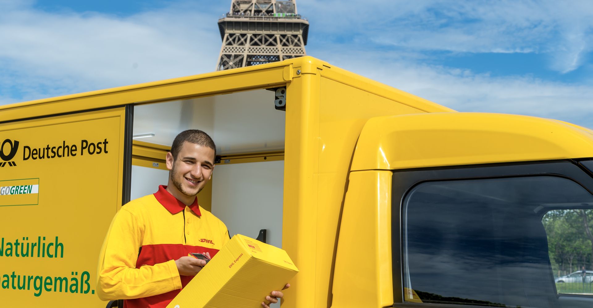 Shipping from France to Singapore | DHL Express Singapore