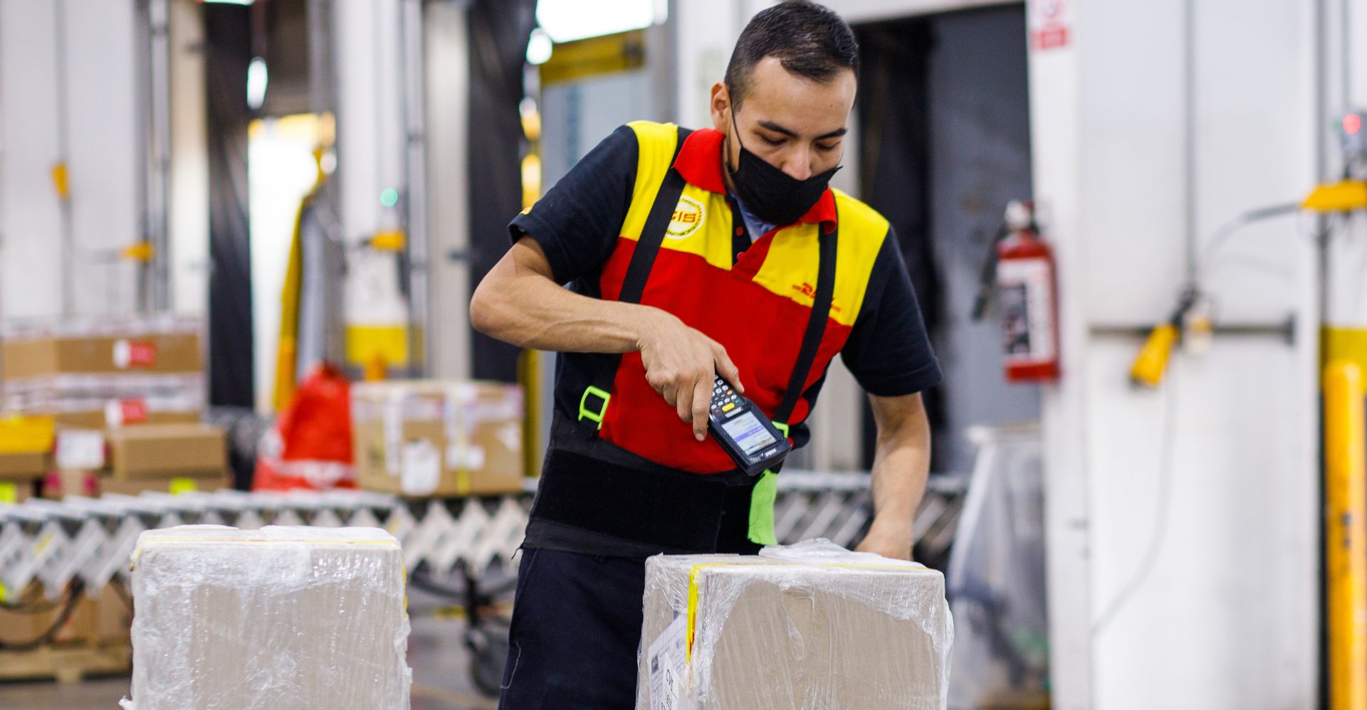 How to pack electronic goods securely for overseas shipping | DHL Vietnam